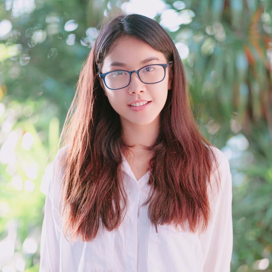 眼鏡正妹被網友形容「純潔得像天使」，但是她一跳舞晃動「那邪惡畫面的反差也太大了吧」！ - boMb01