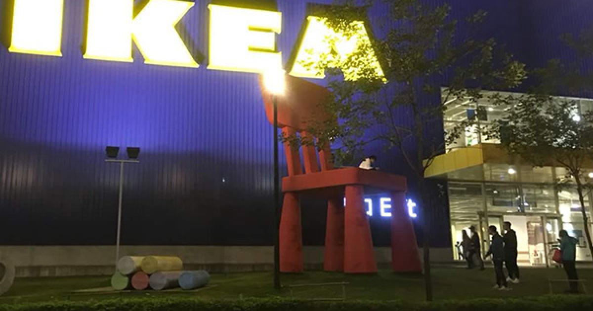 台中IKEA巨椅發現「神奇邊緣人」 網友：爬到上面訊號有比較好嗎？ - boMb01