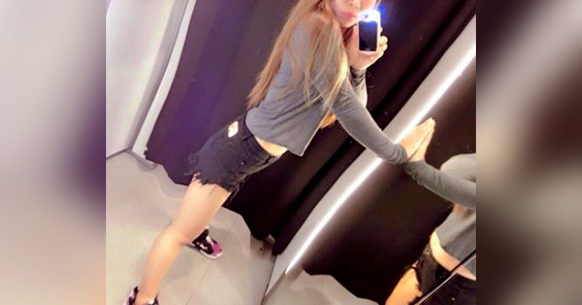 熱褲妹「S型曲線拍照」大秀鉛筆腿 網看鏡子驚醒：時空扭曲了？ - boMb01